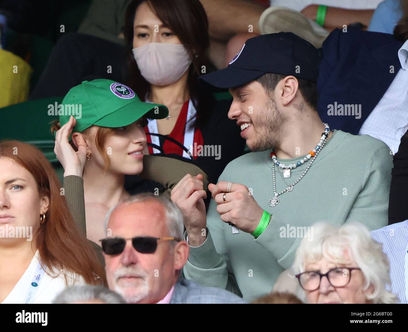 Phoebe dynevor 2020 hi-res stock photography and images - Alamy