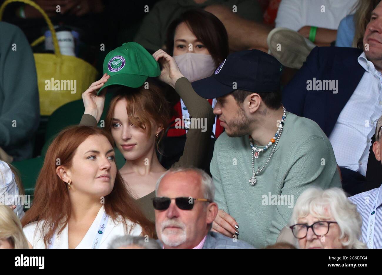 Phoebe dynevor 2020 hi-res stock photography and images - Alamy