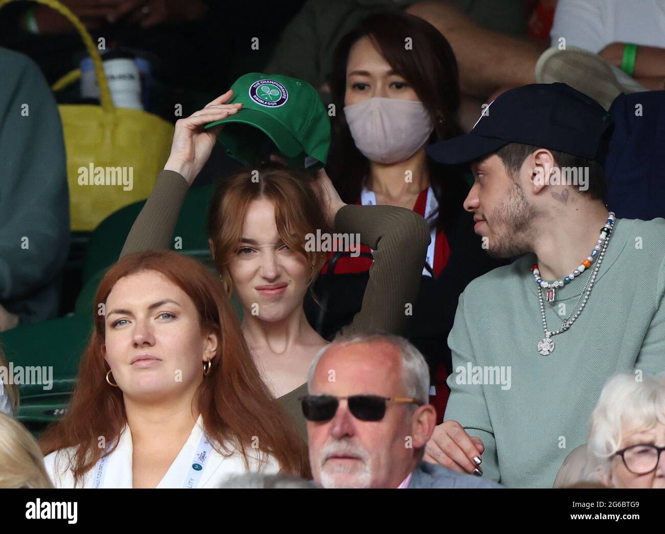 Bridgerton phoebe dynevor hi-res stock photography and images - Alamy