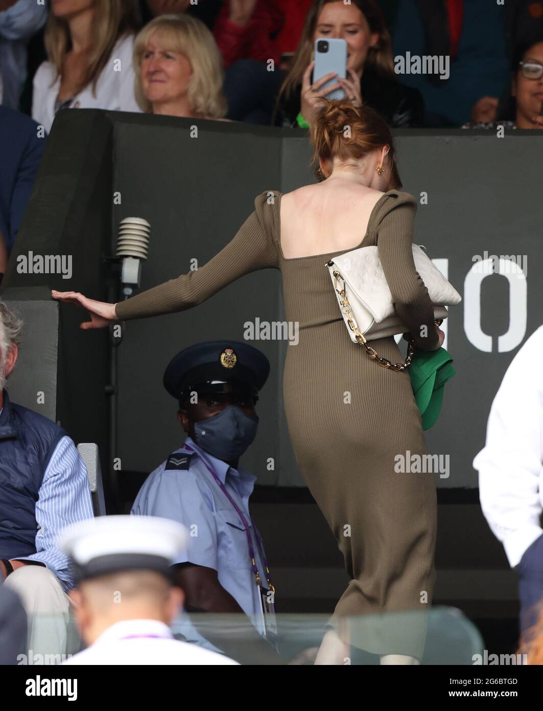 Phoebe dynevor 2020 hi-res stock photography and images - Alamy