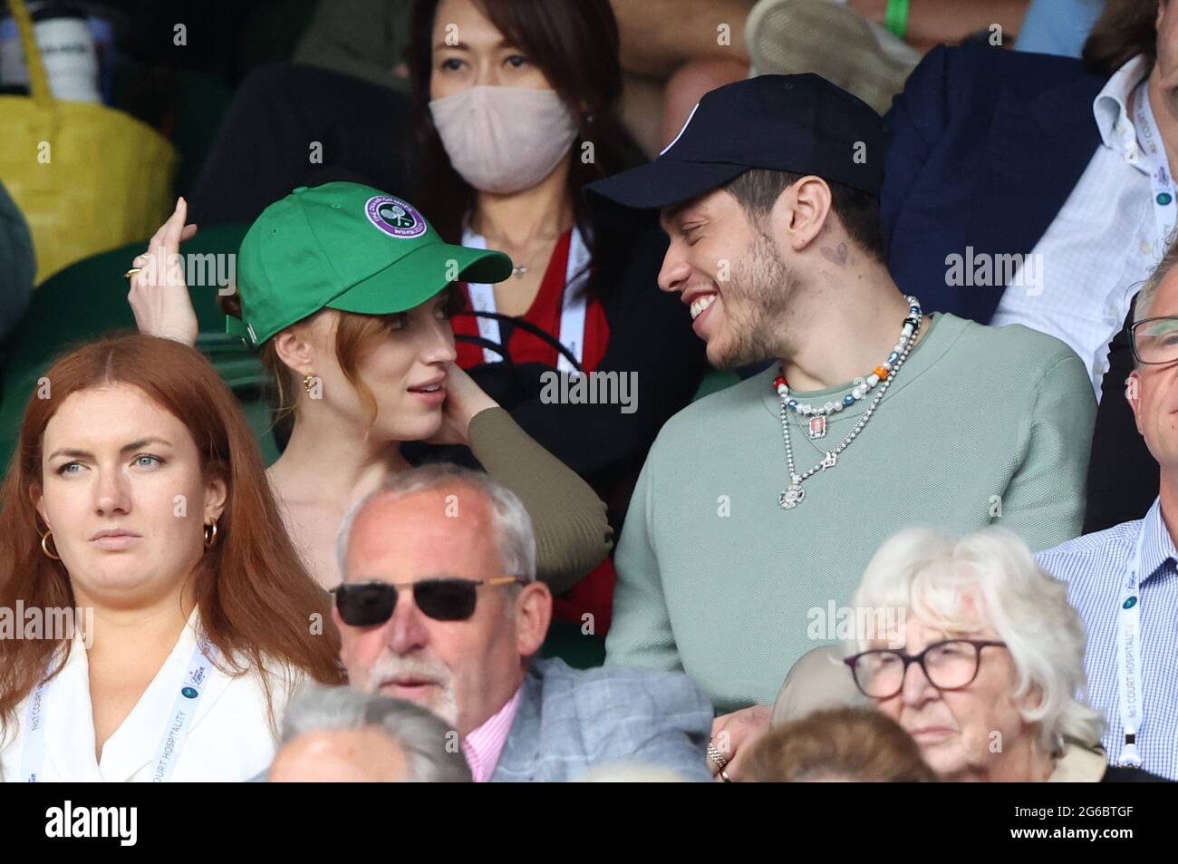 Phoebe in bridgerton hi-res stock photography and images - Alamy