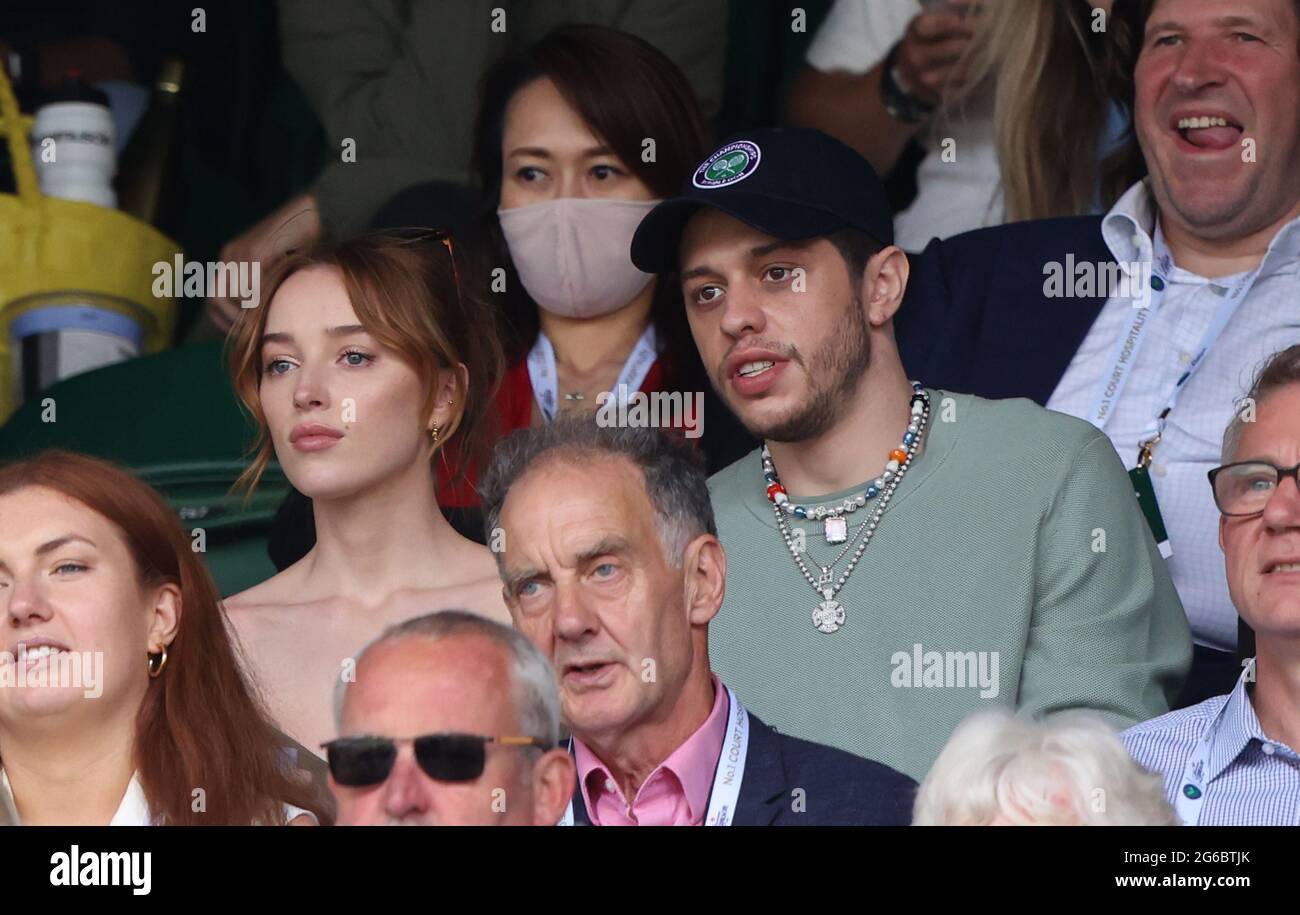 Bridgerton phoebe dynevor hi-res stock photography and images - Alamy