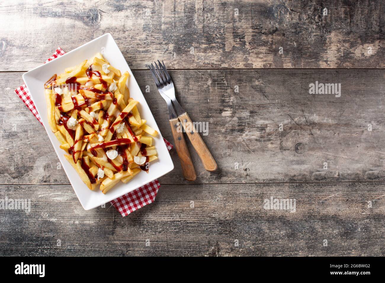 Traditional Canadian Poutine on wooden tablecloseup Stock Photo - Alamy