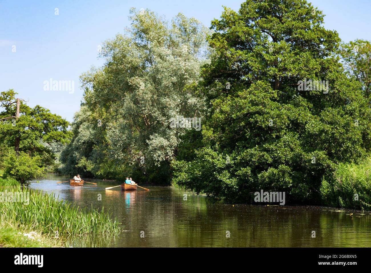 Row boat river family hi-res stock photography and images - Alamy