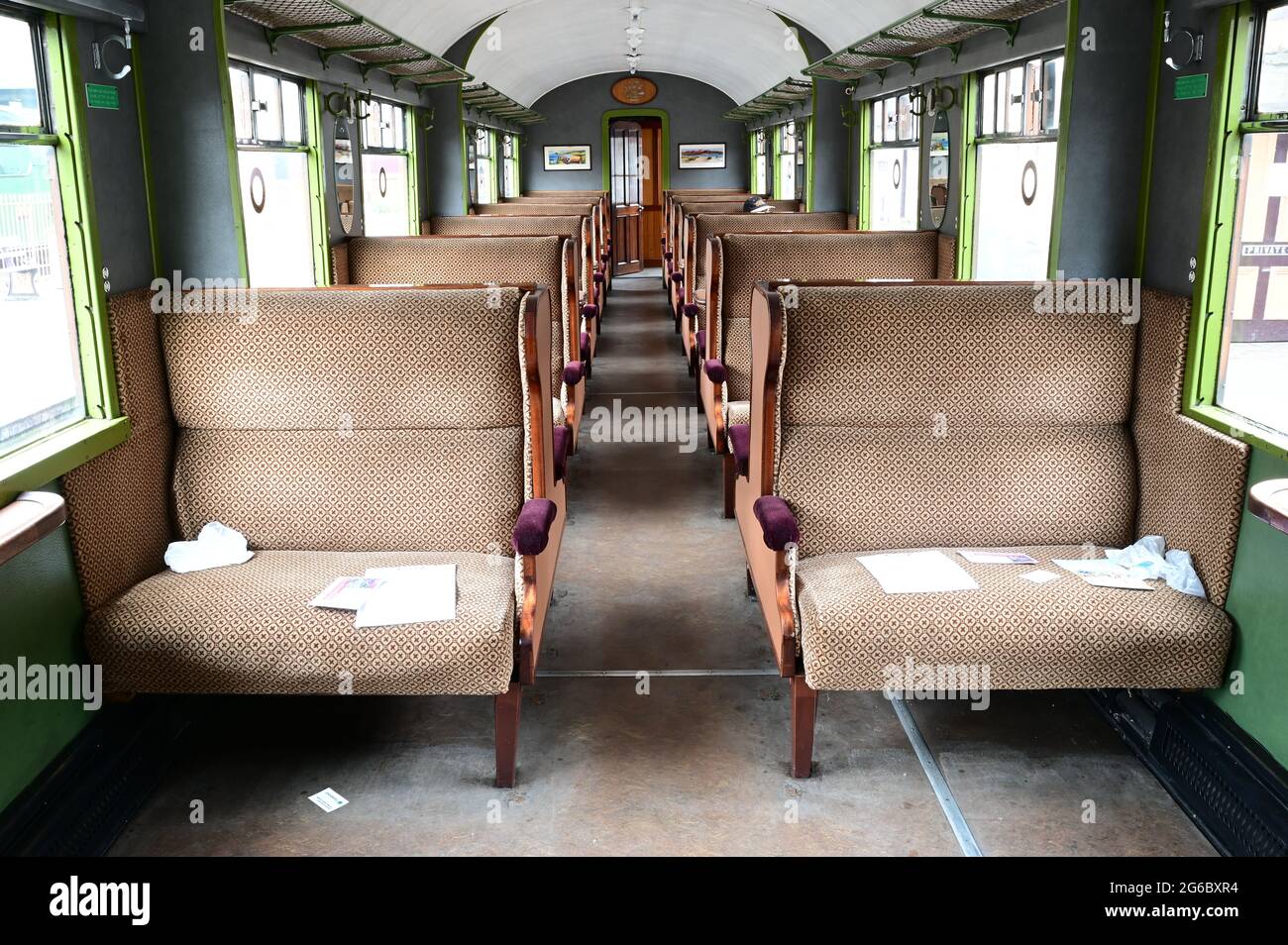A dining carriage in a Mark 1 railway carriage Stock Photo - Alamy