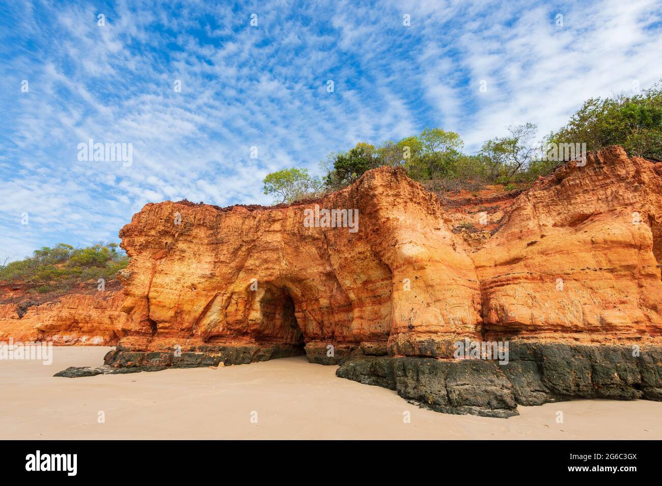 Caves and rock cliffs hi-res stock photography and images - Alamy
