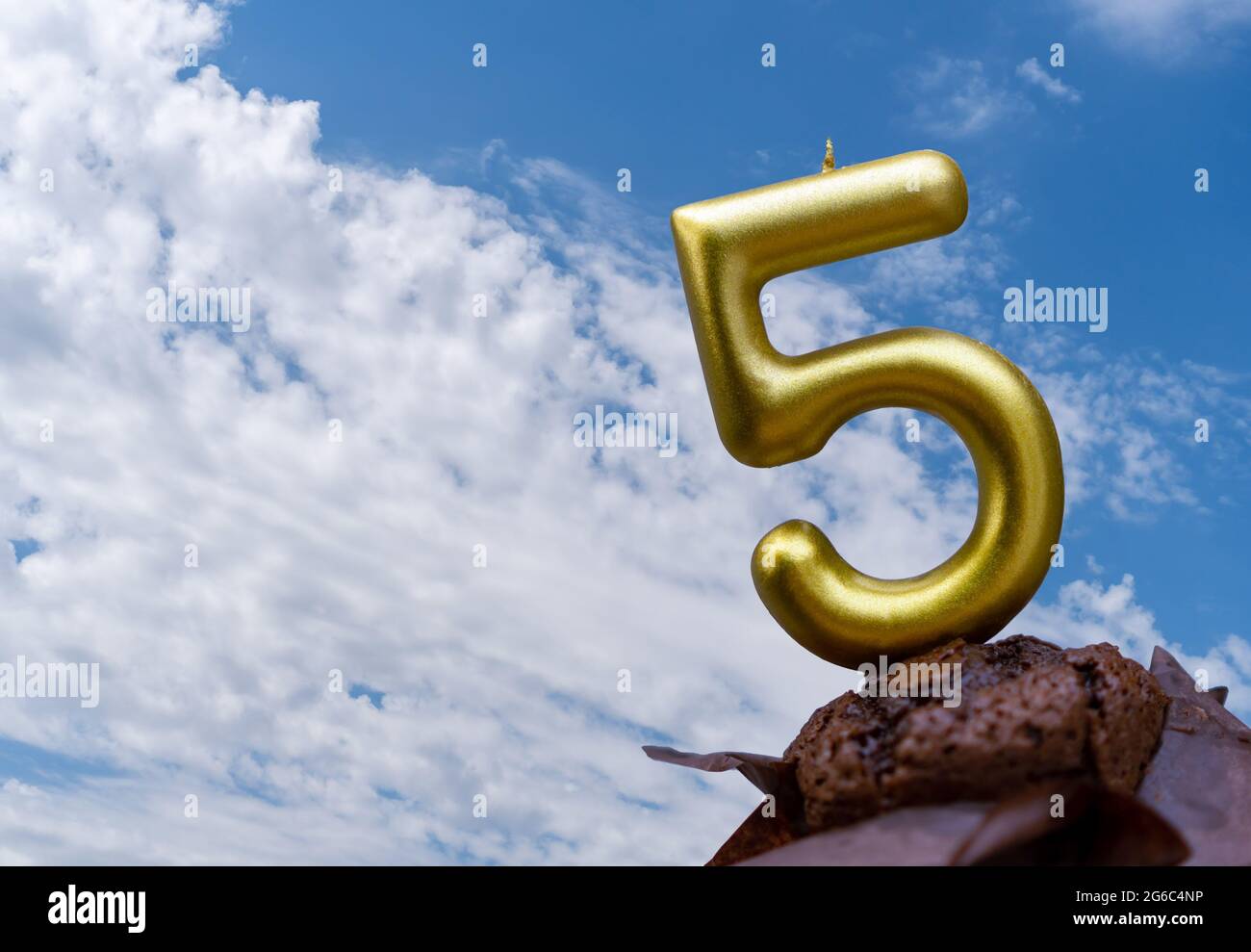 Number five against blue hi-res stock photography and images - Alamy