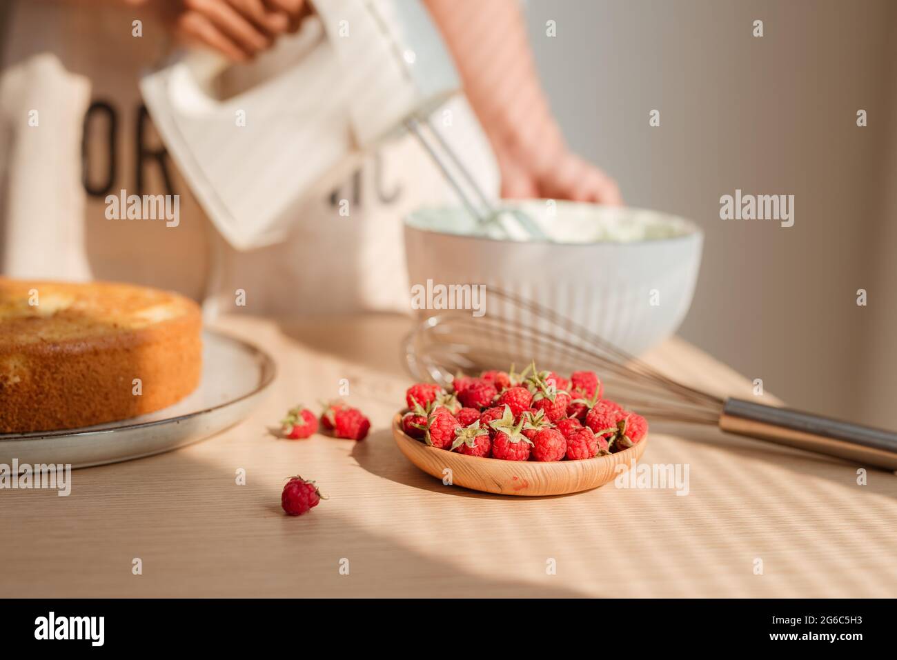 Kitchen mixer whips cream to make sponge cake or red velvet cake Stock ...