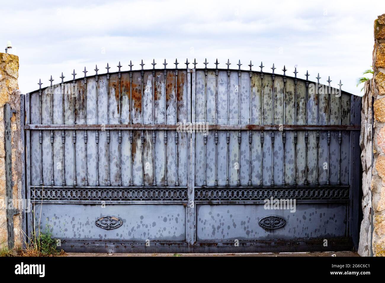 Broken garden gate hi-res stock photography and images - Alamy