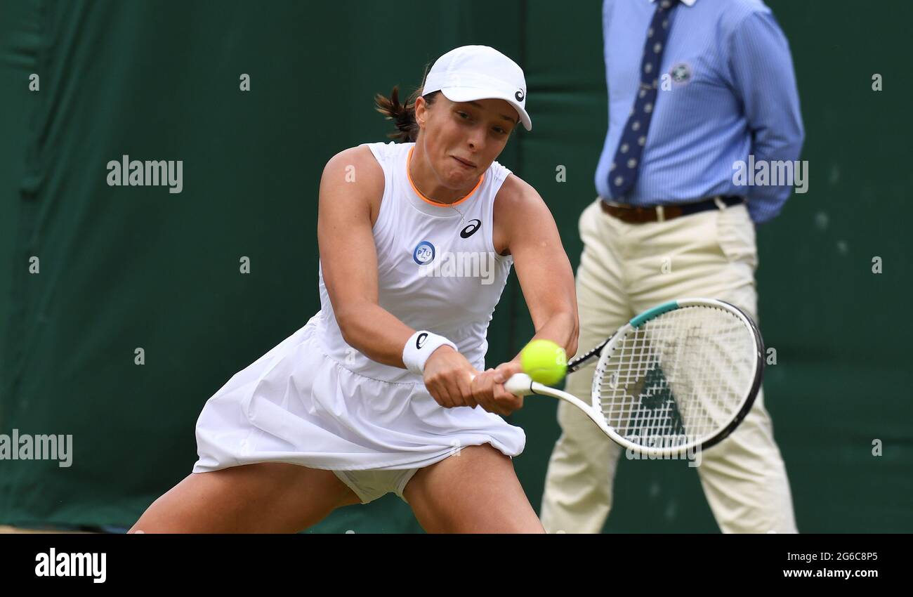 Iga swiatek wimbledon 2021 hi-res stock photography and images - Alamy