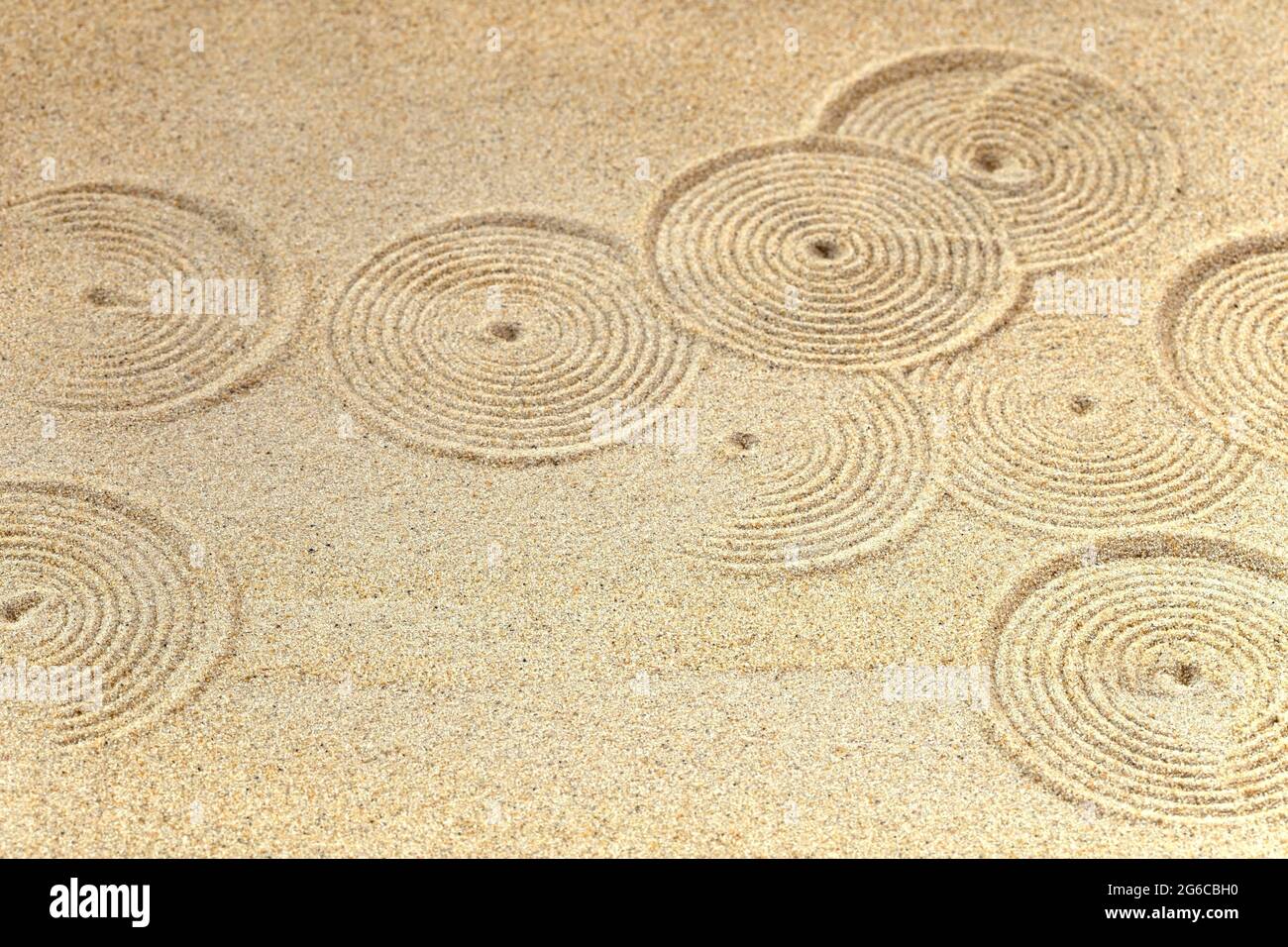 Zen pattern in brown sand Stock Photo - Alamy