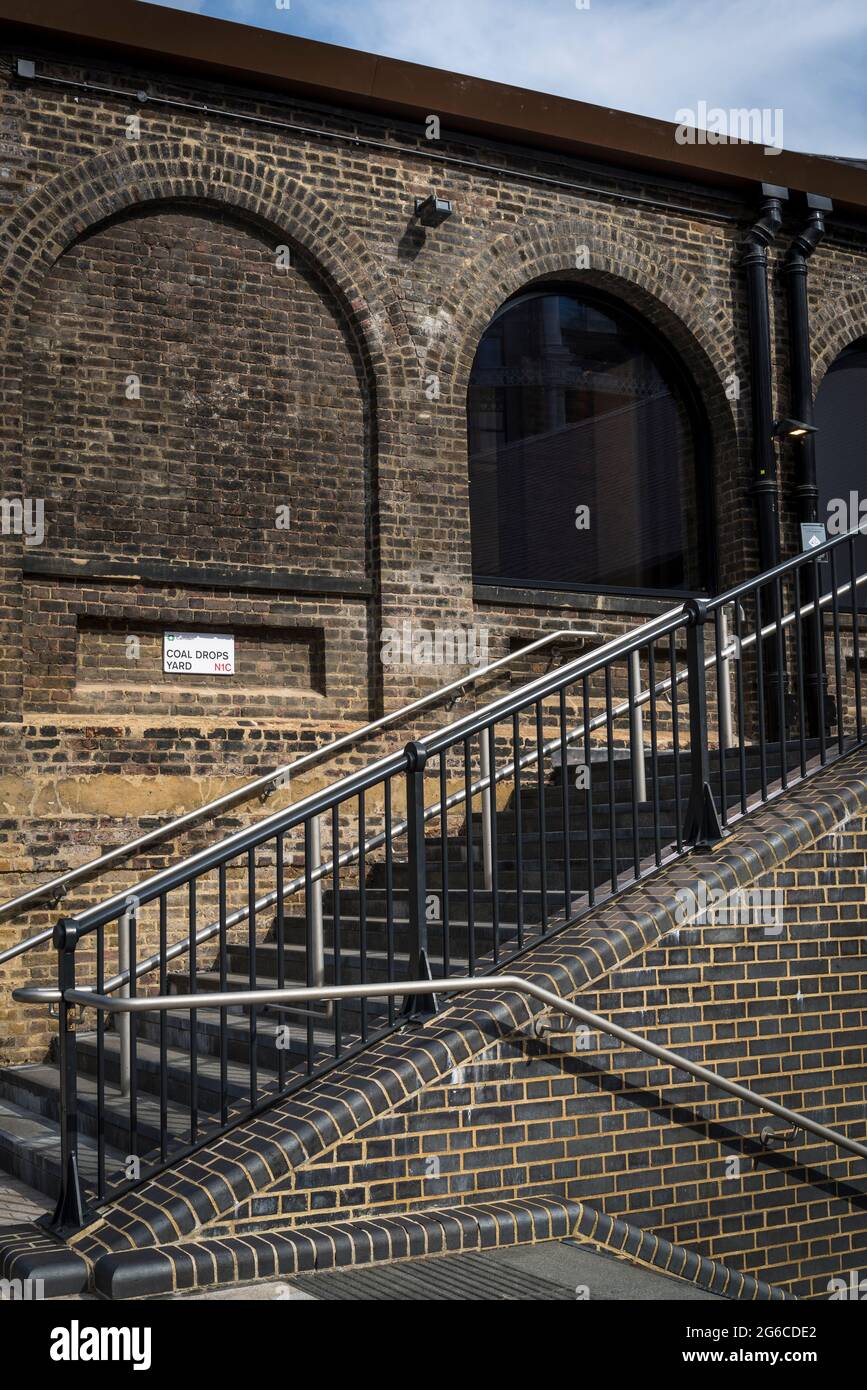 Granary Square, Handyside area, King's Cross urban regeneration, London ...