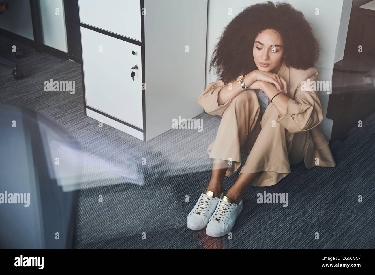Alone in empty room hi-res stock photography and images - Alamy