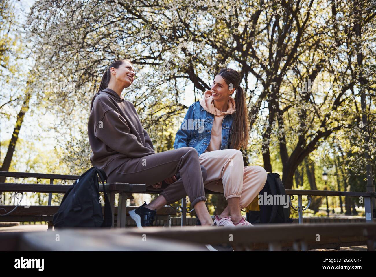 Happy friendly people resting together in park Stock Photo - Alamy