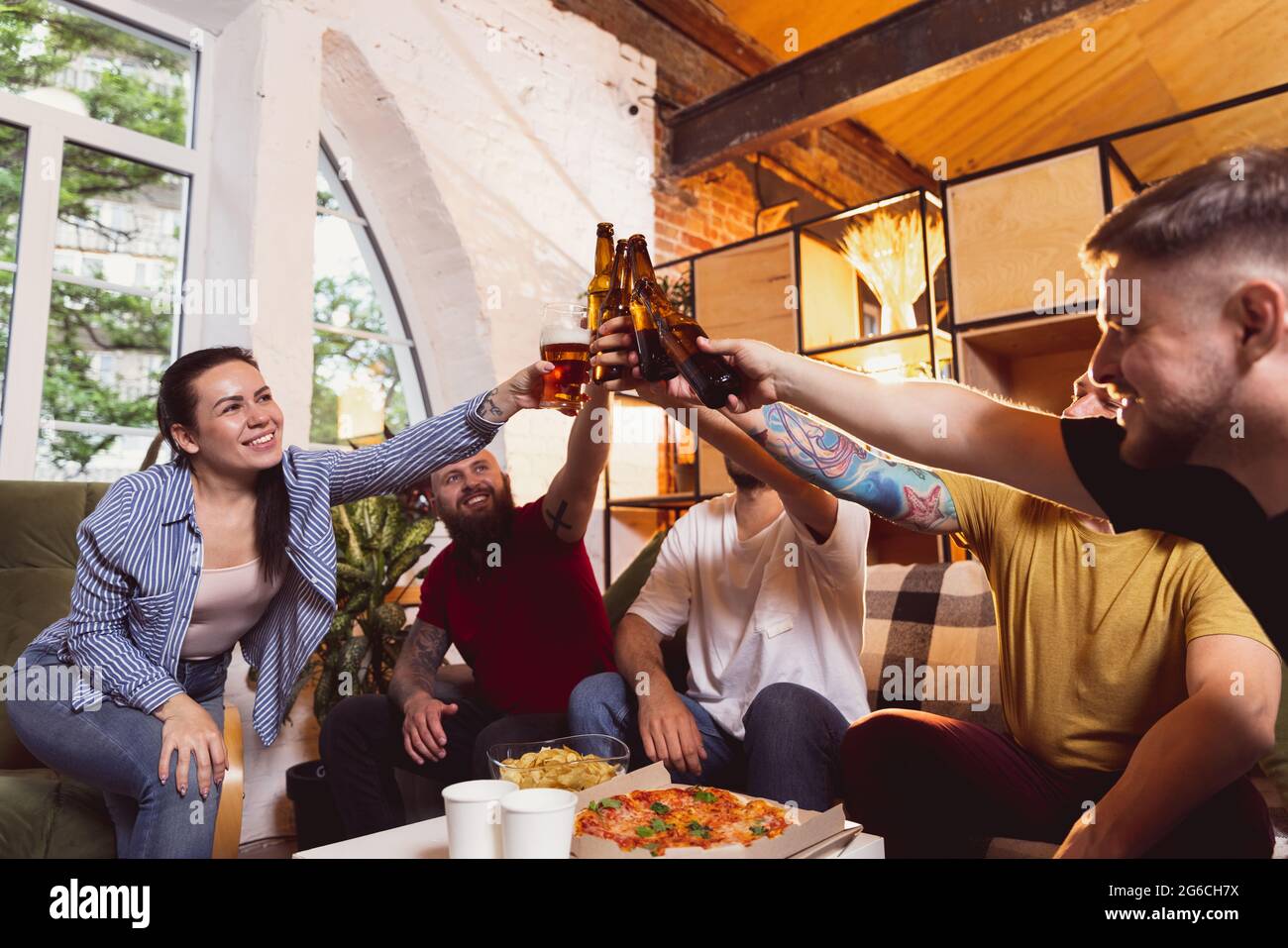 Drinking smiling crowd sport hi-res stock photography and images - Alamy