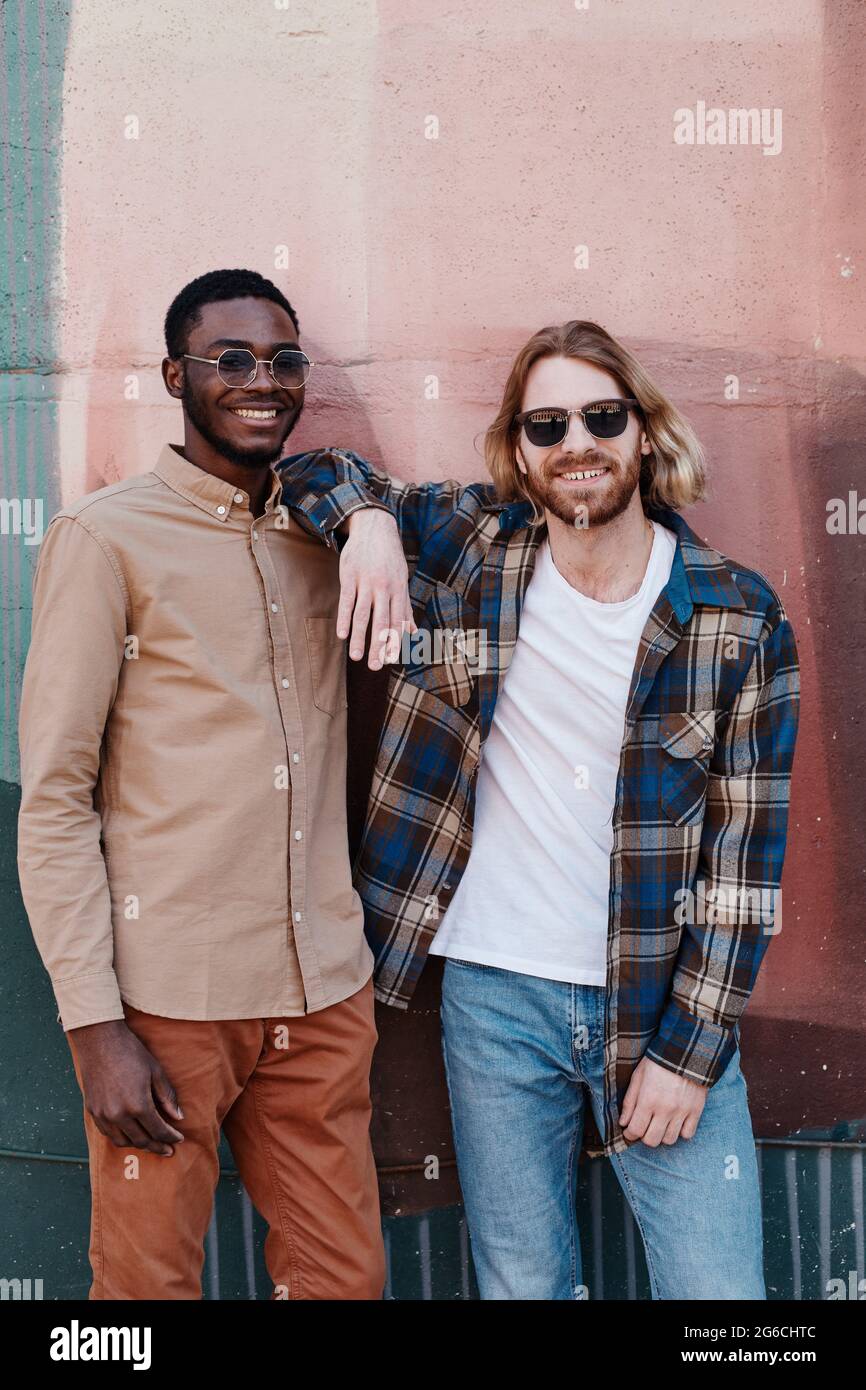 Two men wearing sunglasses hi-res stock photography and images - Alamy