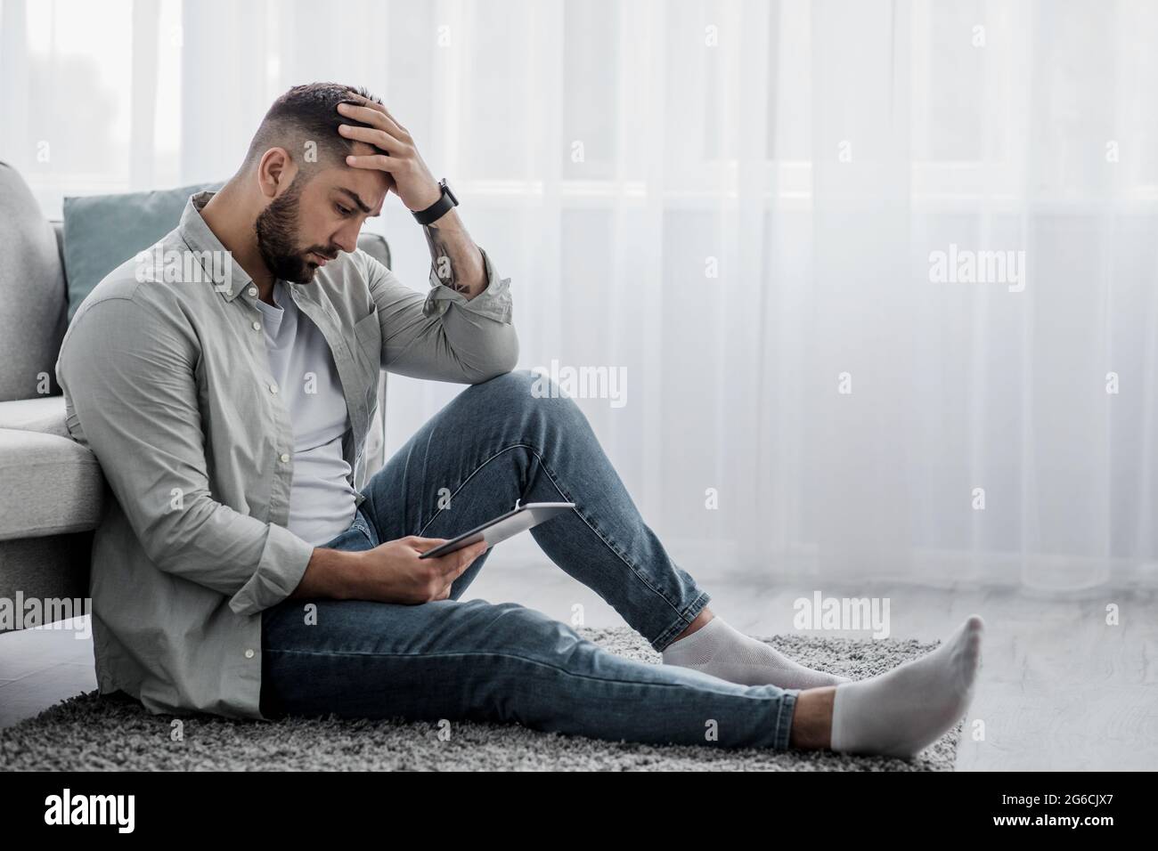 Stress man phone hi-res stock photography and images - Alamy