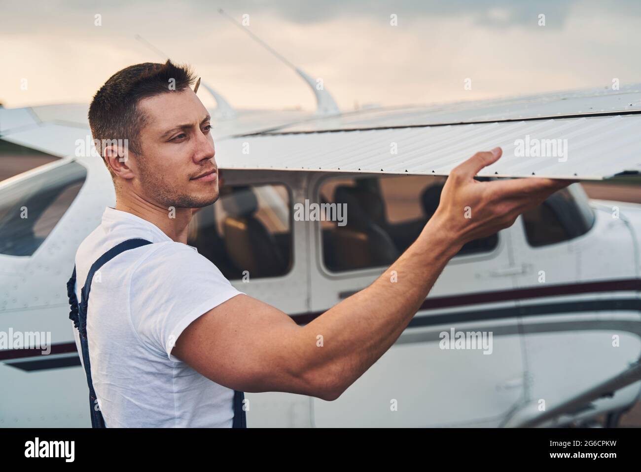 Airplane employee check hi-res stock photography and images - Alamy