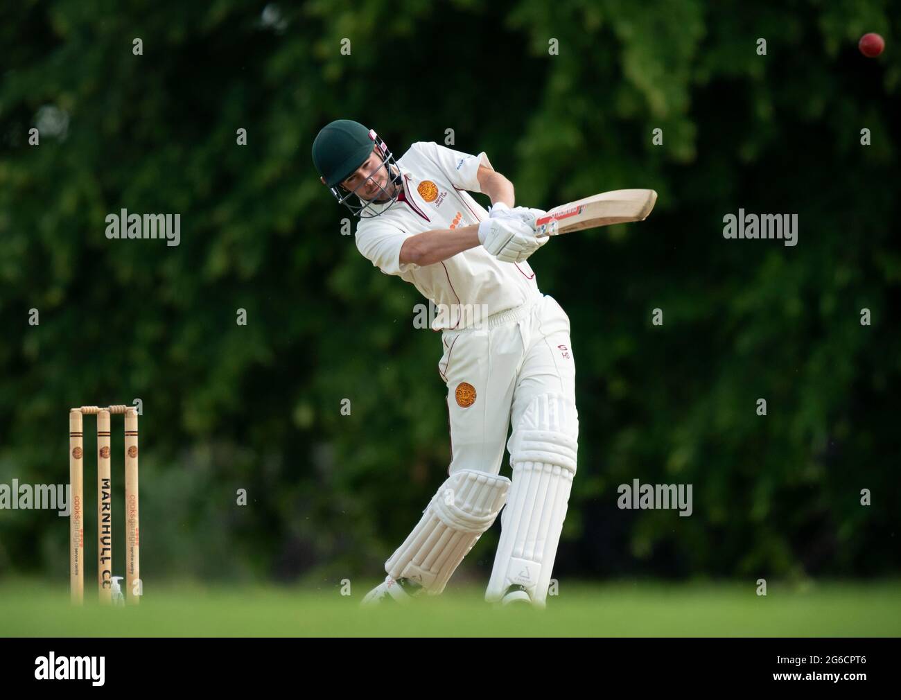 Man with cricket bat hi-res stock photography and images - Alamy