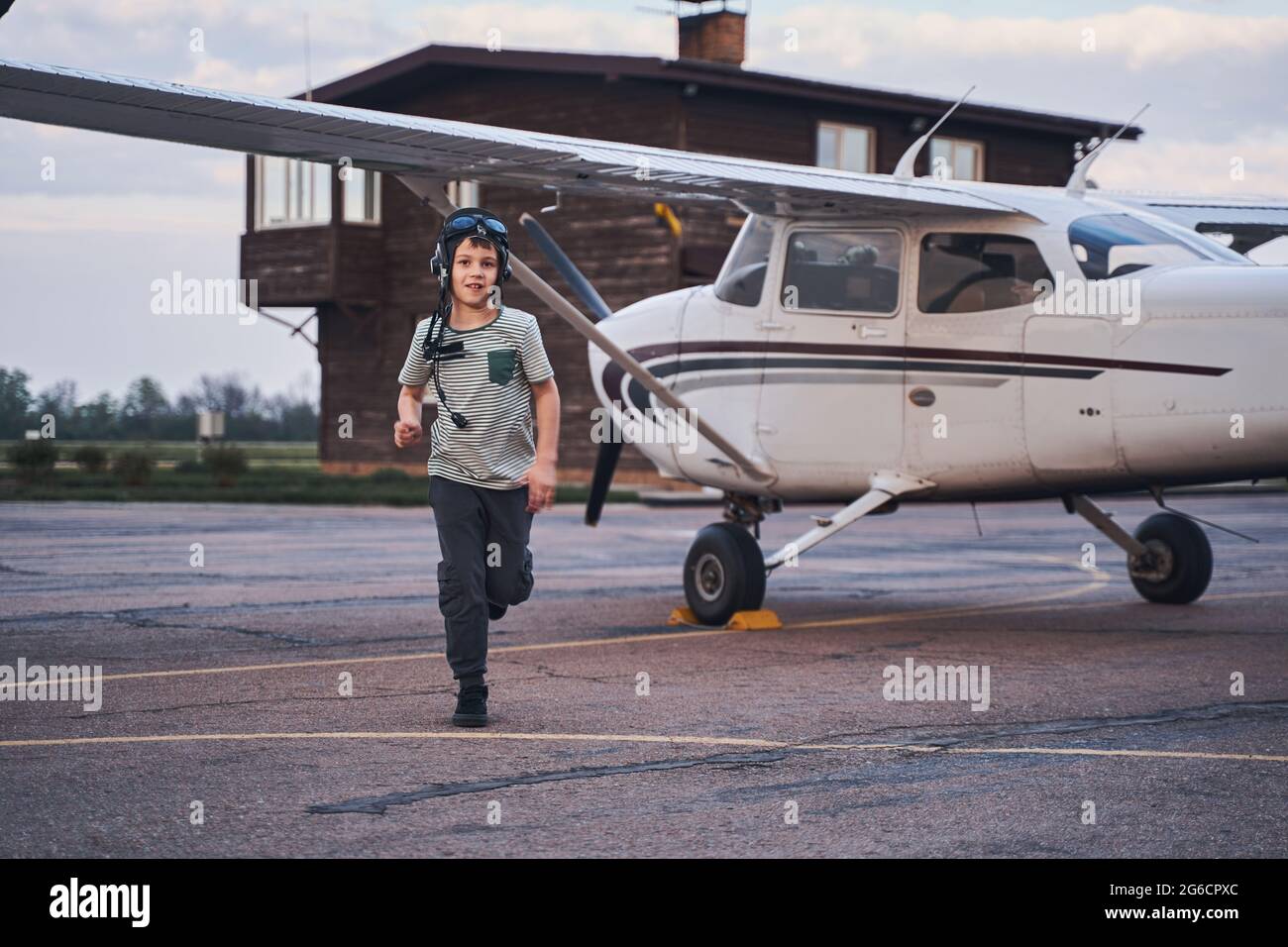 Running pilot transportation aircraft hi-res stock photography and ...