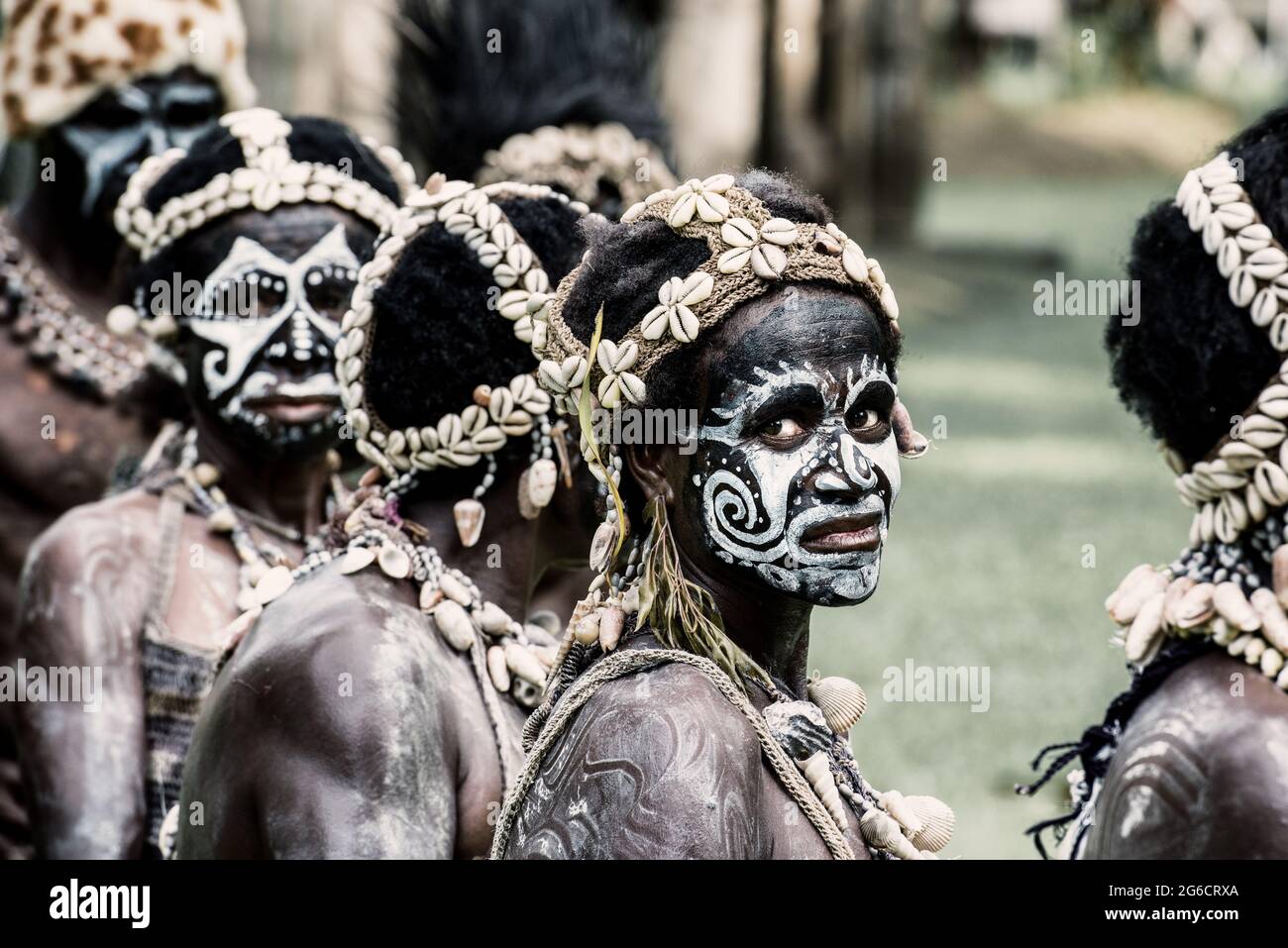Painted Papuans. PAPUA NEW GUINEA: THIS PHOTOGRAPHER has shared ...