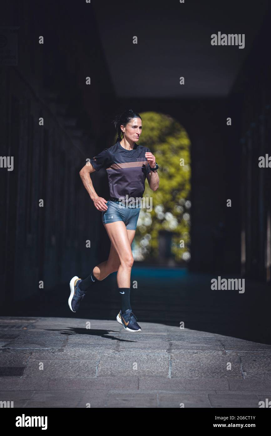 Girl running in the city, it's her lifestyle Stock Photo - Alamy