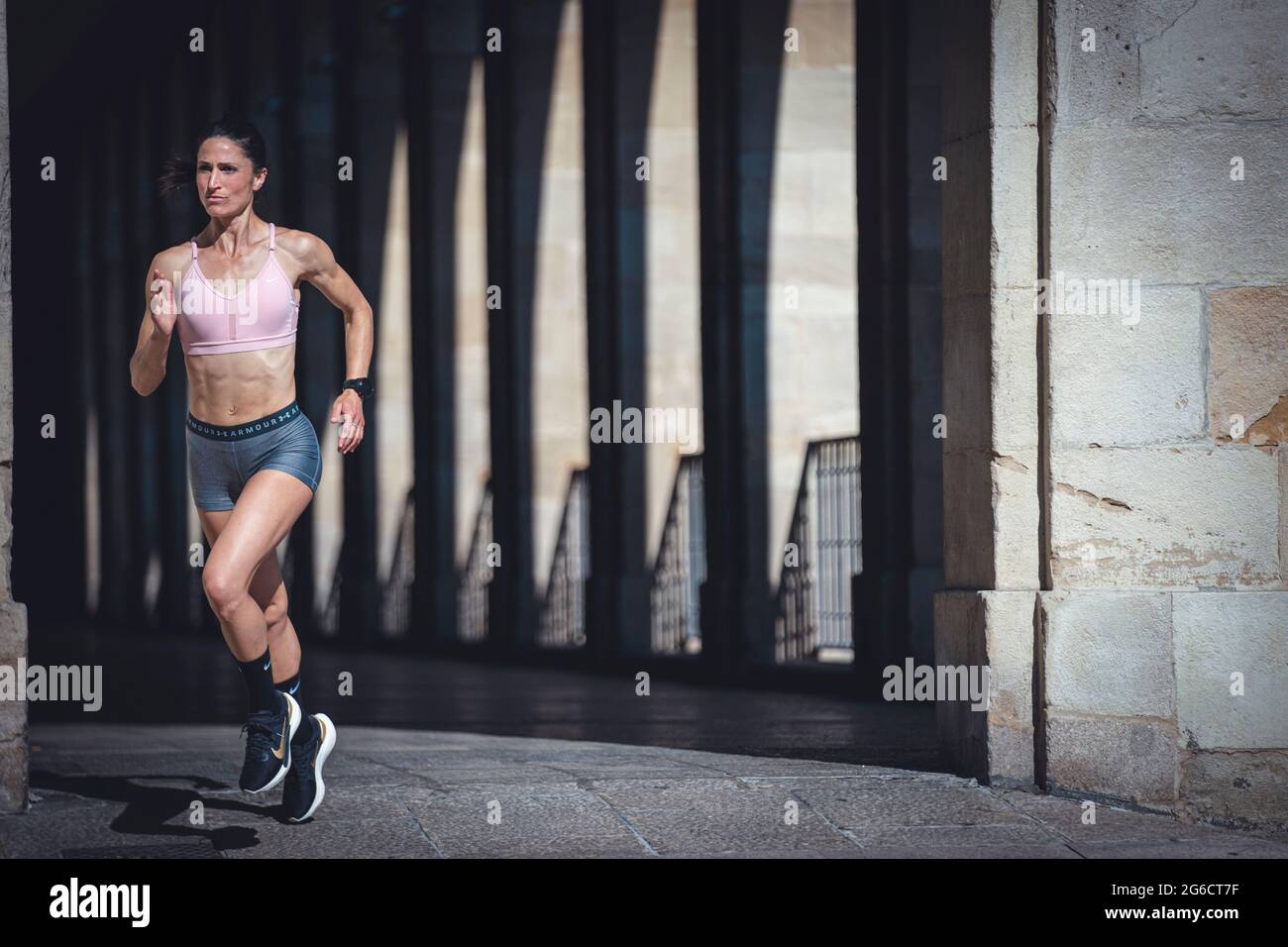 Girl running in the city, it's her lifestyle Stock Photo - Alamy