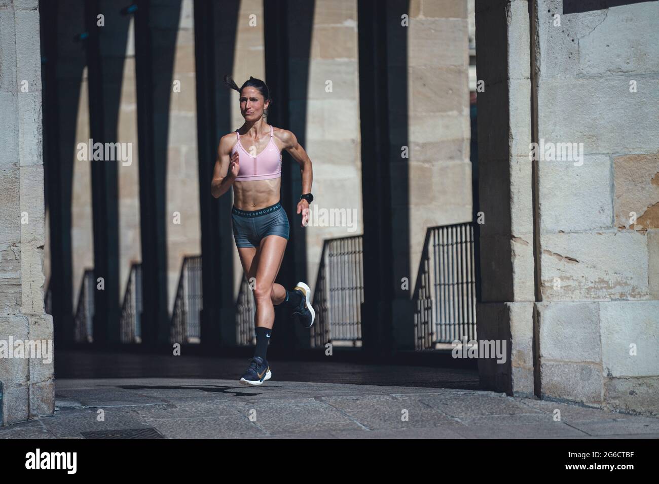 Girl running in the city, it's her lifestyle Stock Photo - Alamy