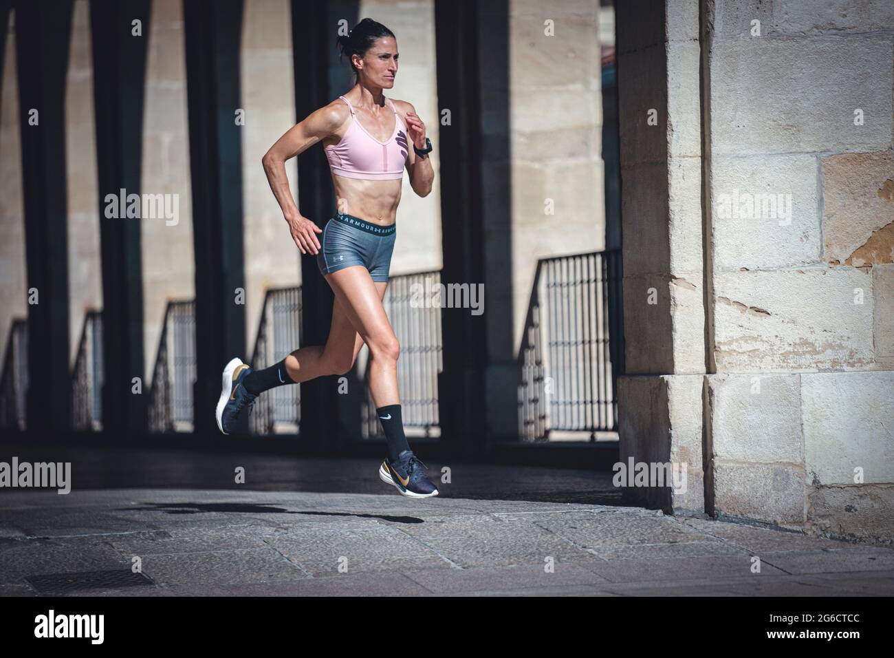 Girl running in the city, it's her lifestyle Stock Photo - Alamy
