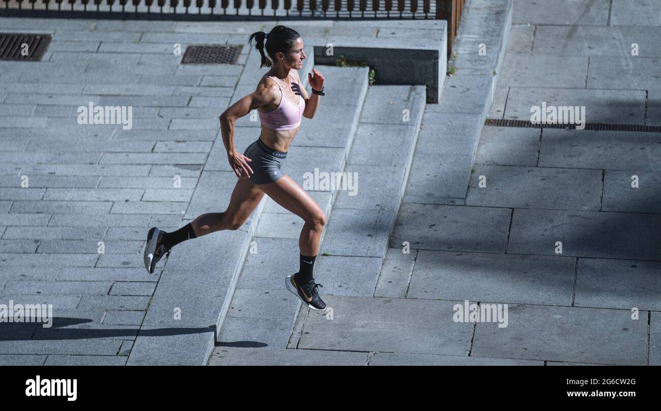 Girl running in the city, it's her lifestyle Stock Photo - Alamy