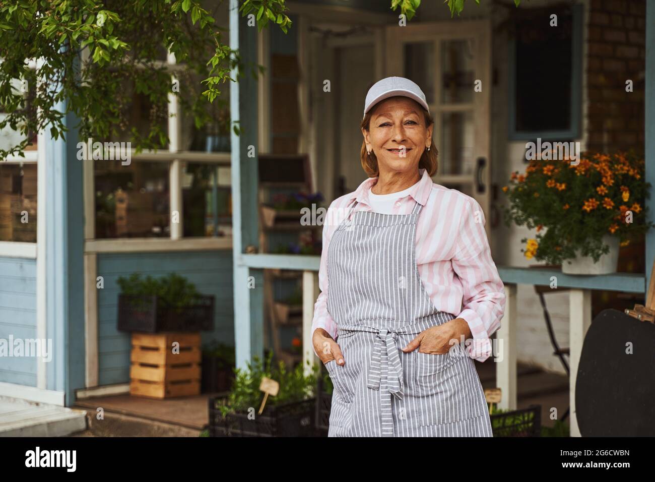 Mature lady garden shop hi-res stock photography and images - Alamy