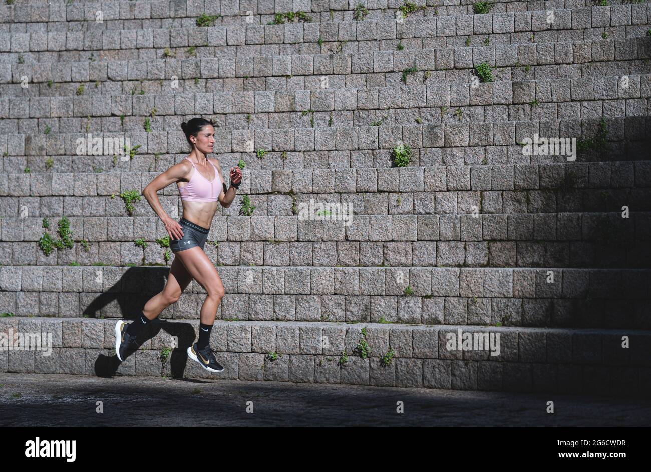 Girl running in the city, it's her lifestyle Stock Photo - Alamy