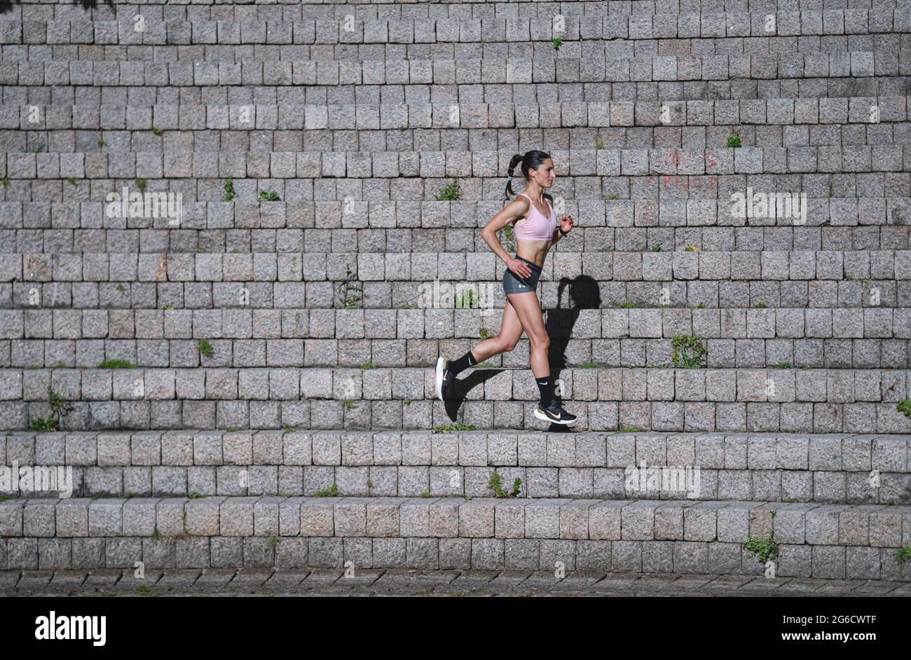 Girl running in the city, it's her lifestyle Stock Photo - Alamy