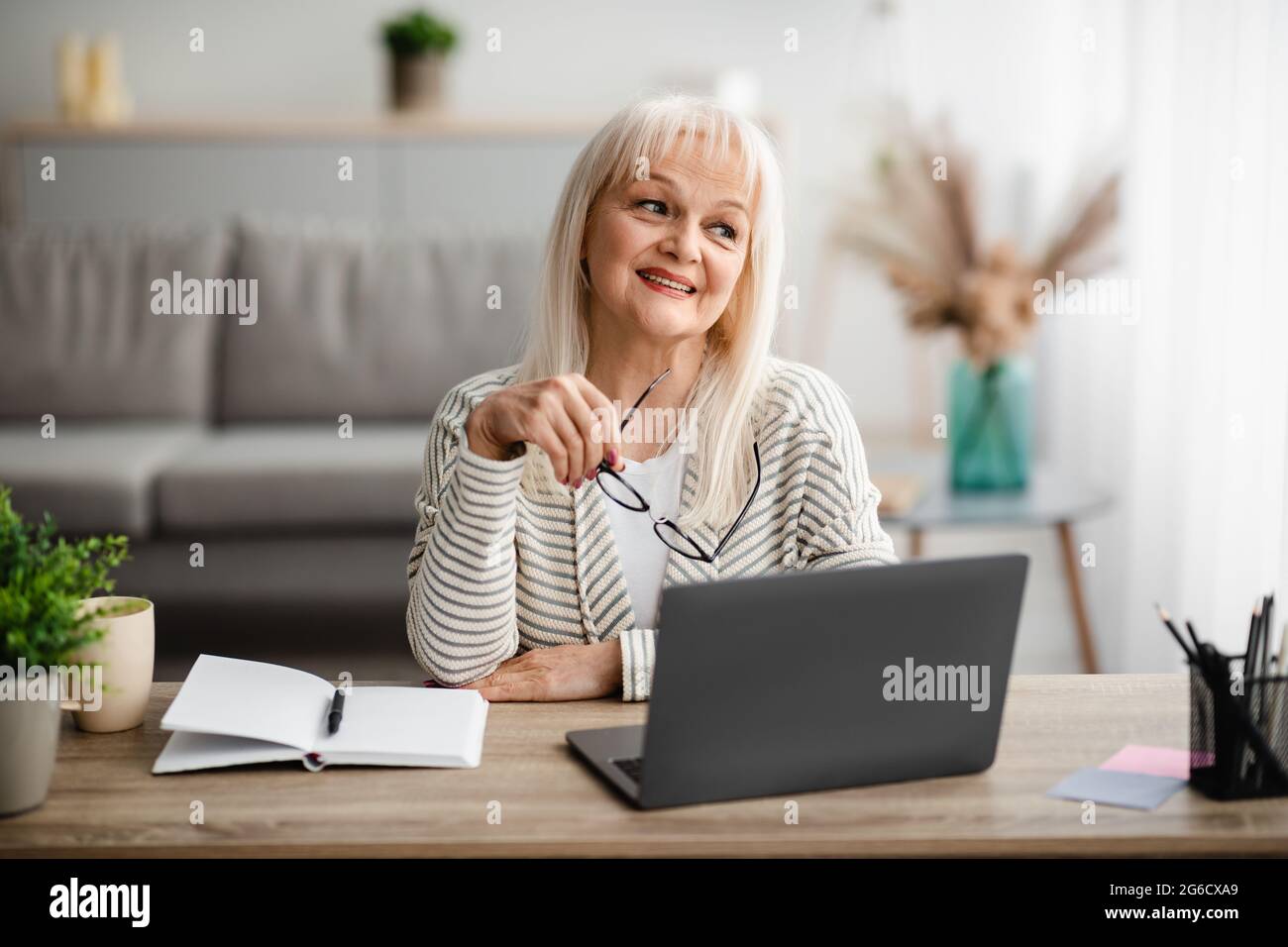 Mature woman learning computer hi-res stock photography and images - Alamy