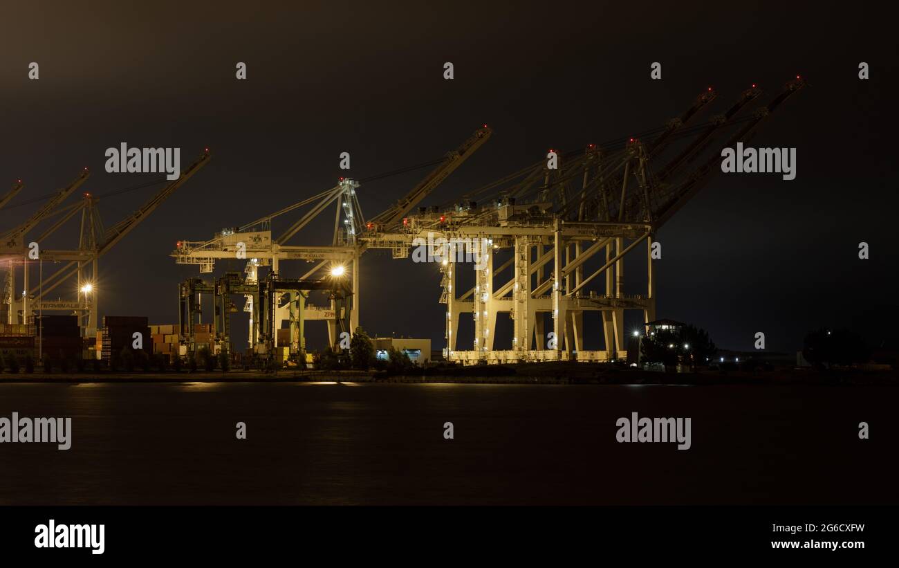 Container handling gantry crane hi-res stock photography and images - Alamy