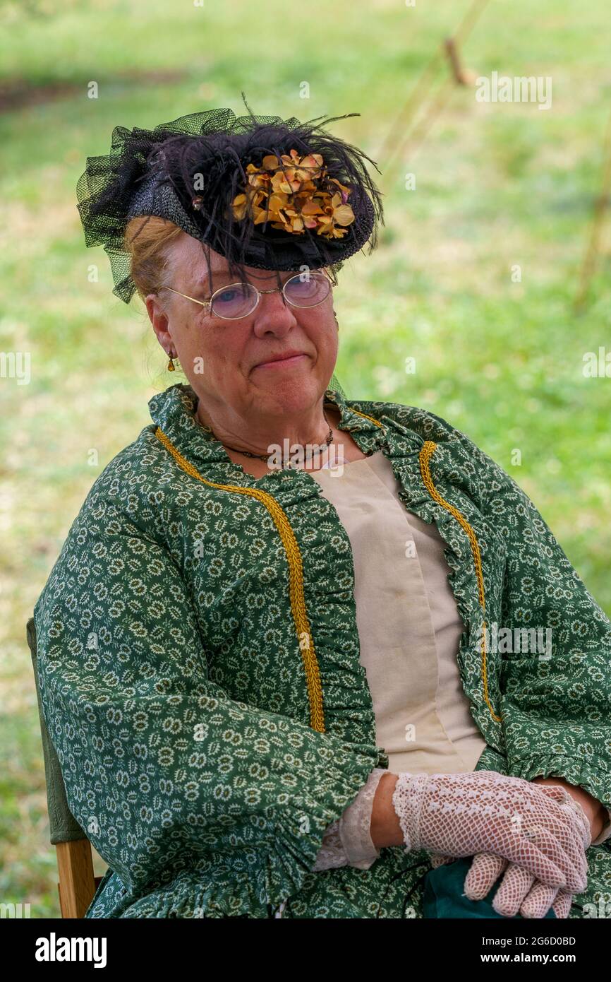 Reenactor woman with weapon hi-res stock photography and images - Alamy