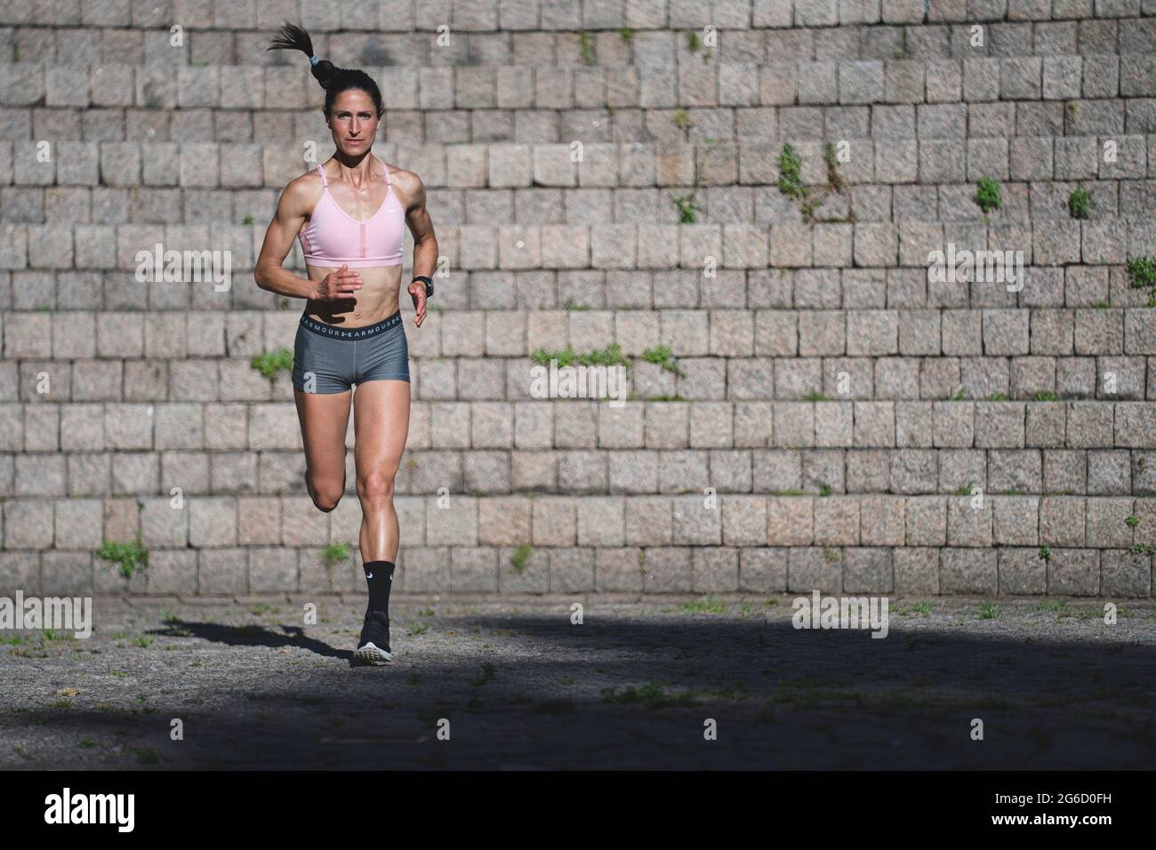 Girl running in the city, it's her lifestyle Stock Photo - Alamy