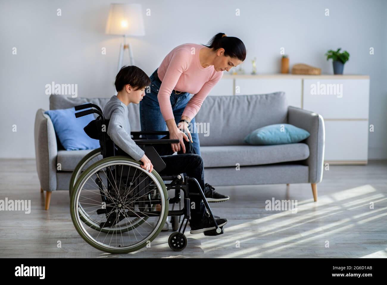 Disabled help family hi-res stock photography and images - Alamy