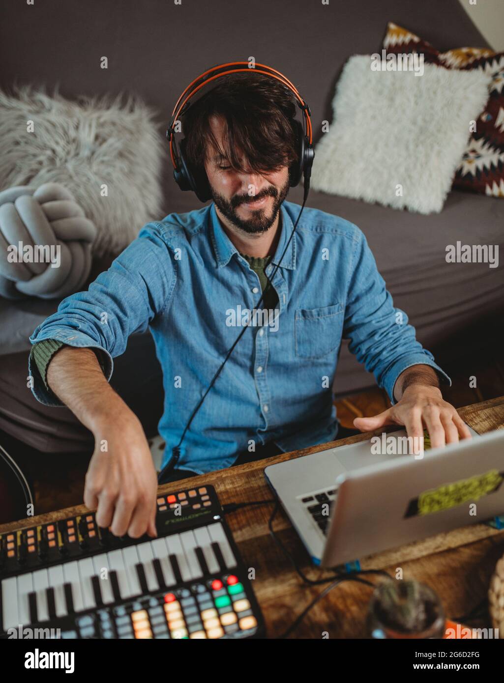 Synthesizer headphones hi-res stock photography and images - Alamy