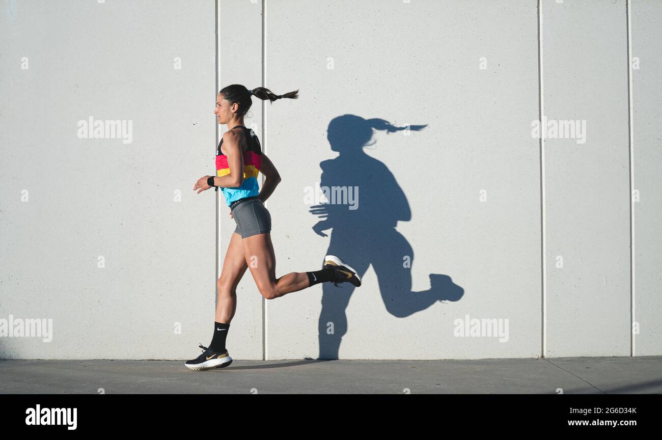Girl running in the city, it's her lifestyle Stock Photo - Alamy