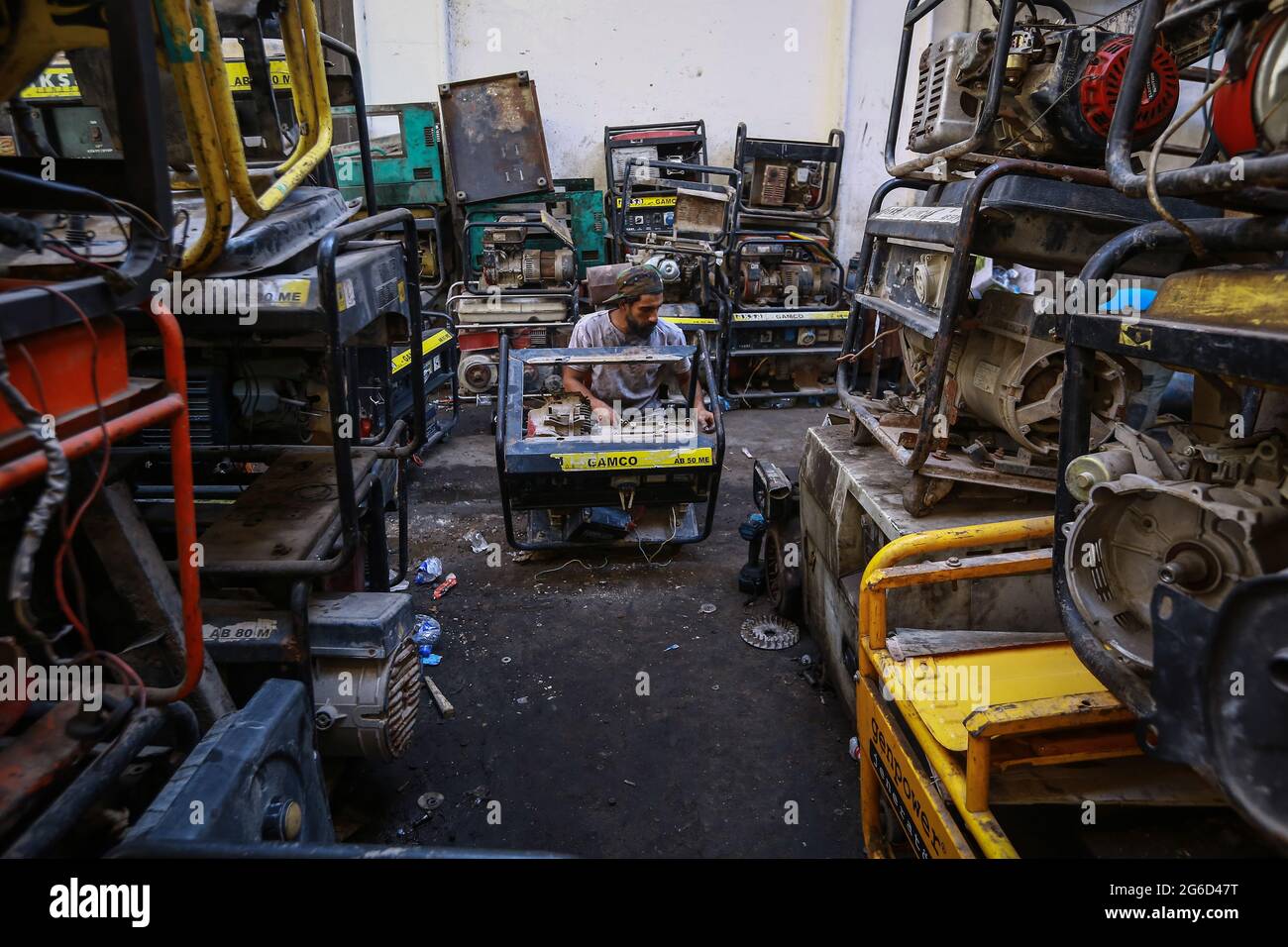 Baghdad, Iraq. 05th July, 2021. A worker repairs a portable home ...
