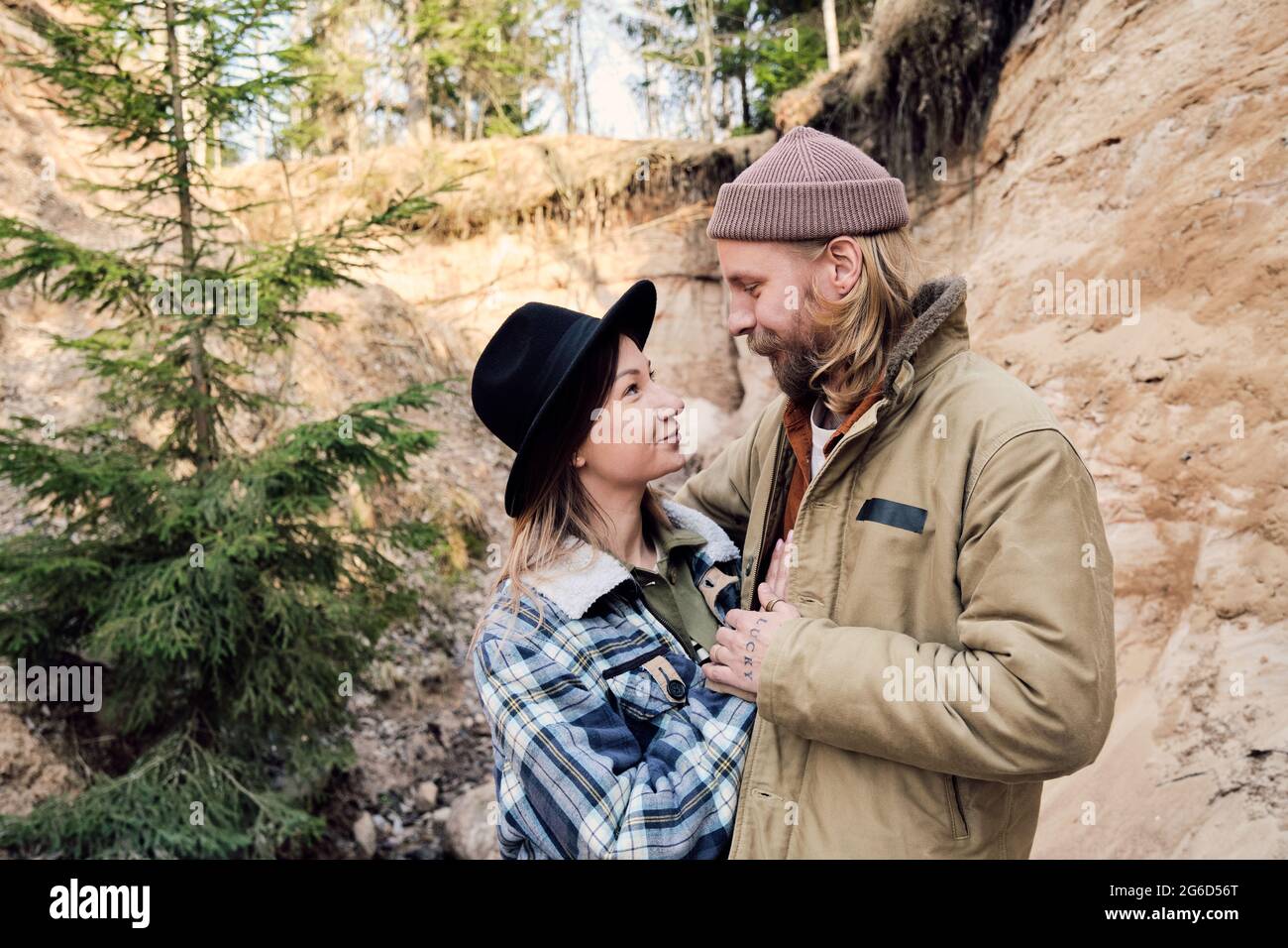Love couple in nature hi-res stock photography and images - Alamy