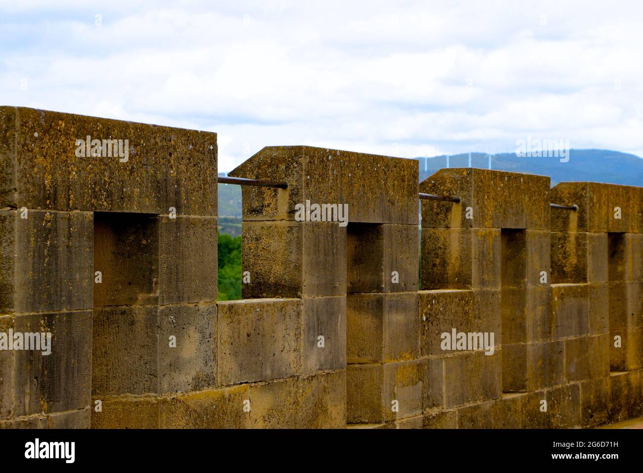 Castellated wall hi-res stock photography and images - Alamy