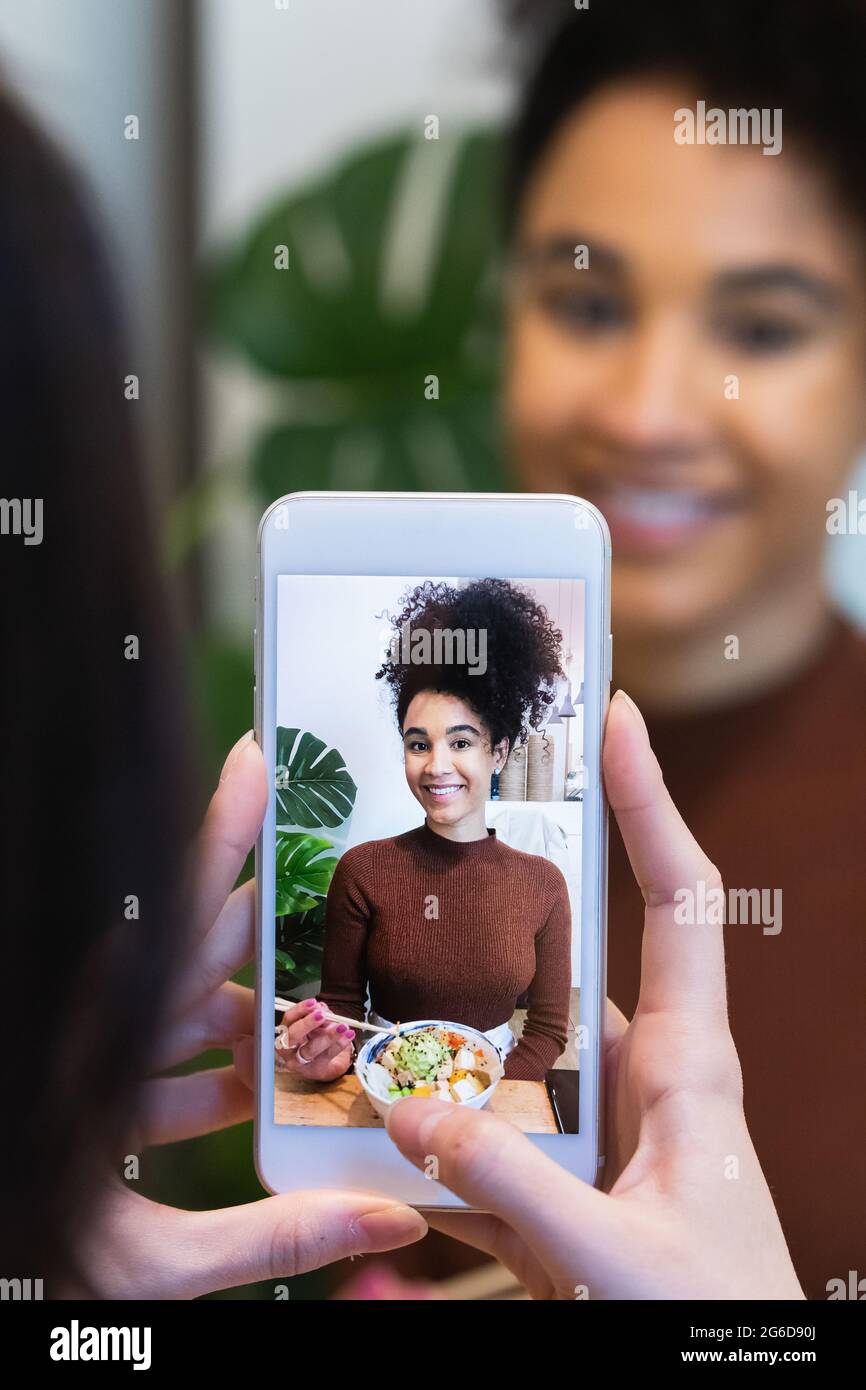 Female friendship eat hi-res stock photography and images - Alamy