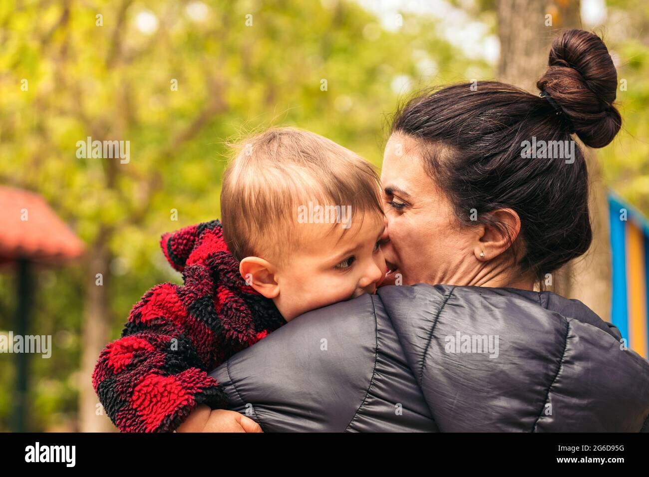 Mom hugging child back view hi-res stock photography and images - Alamy