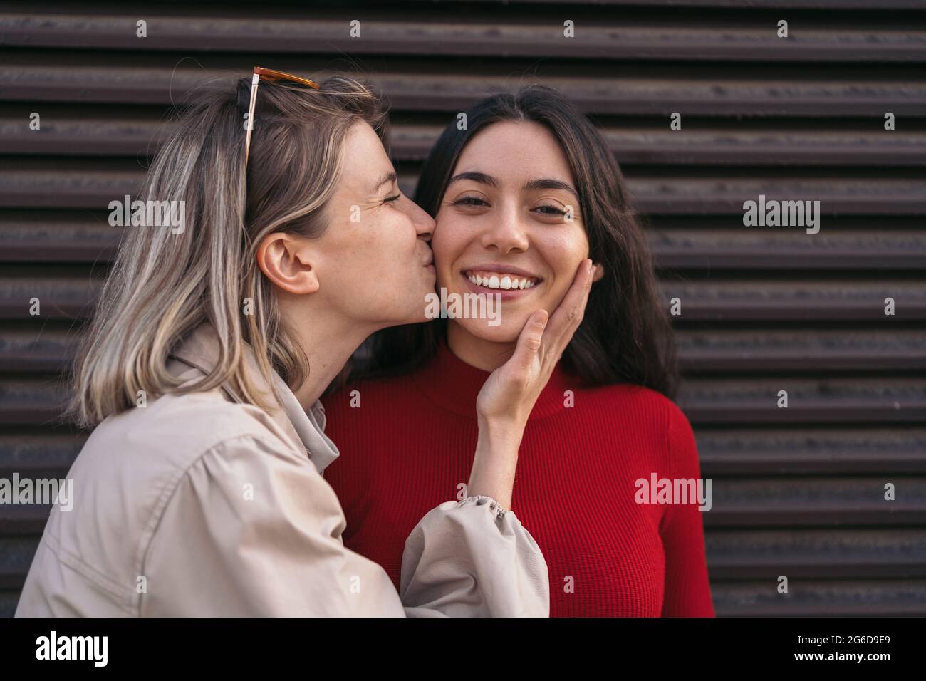 Cheek kiss girlfriends hi-res stock photography and images - Alamy