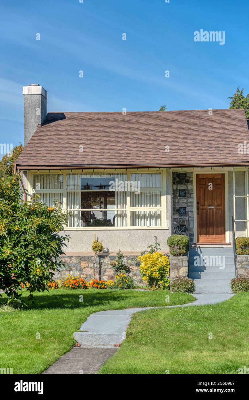 Concrete pathway to the entrance of residential house Stock Photo - Alamy