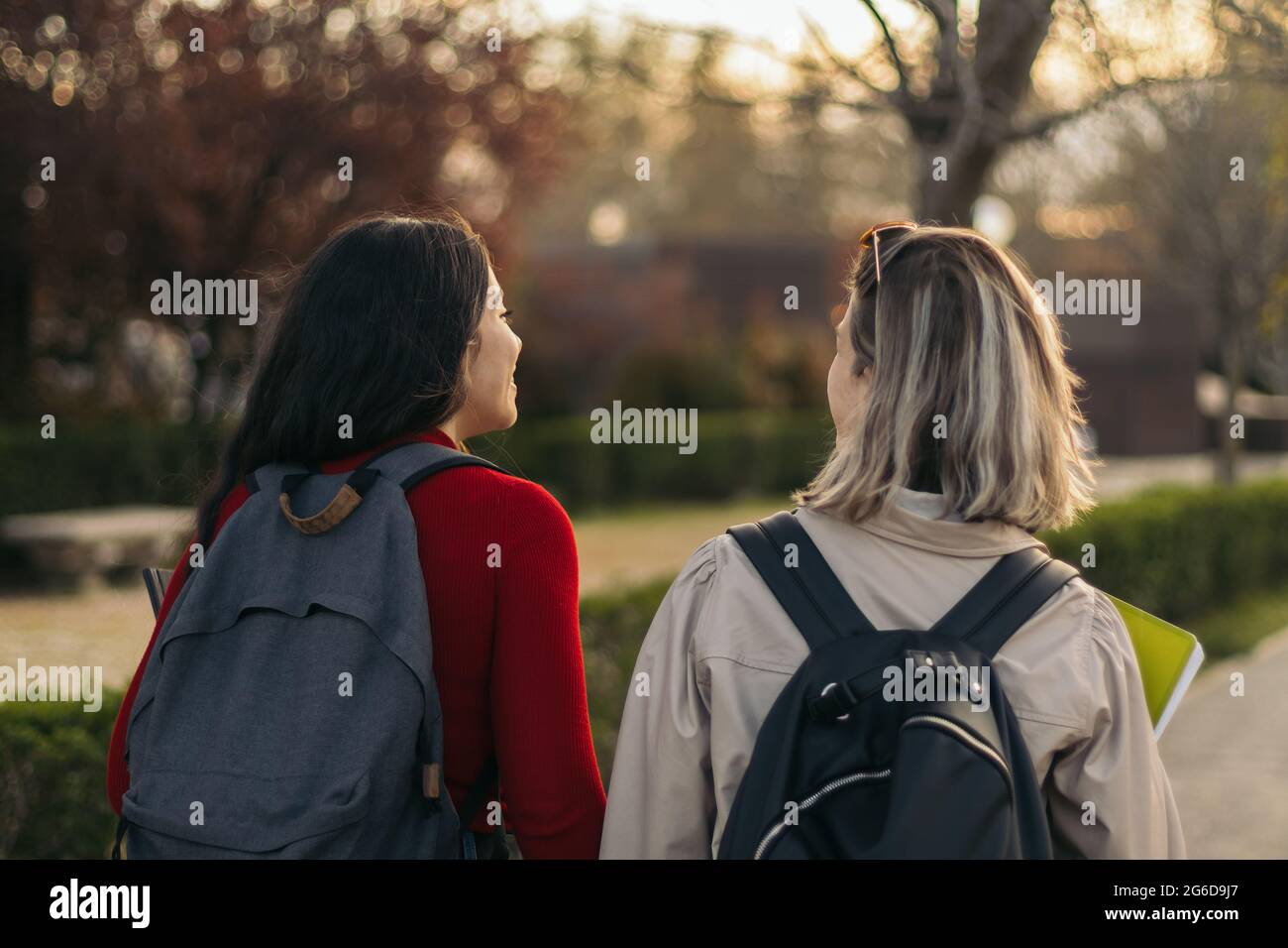 Two teen student talking hi-res stock photography and images - Alamy