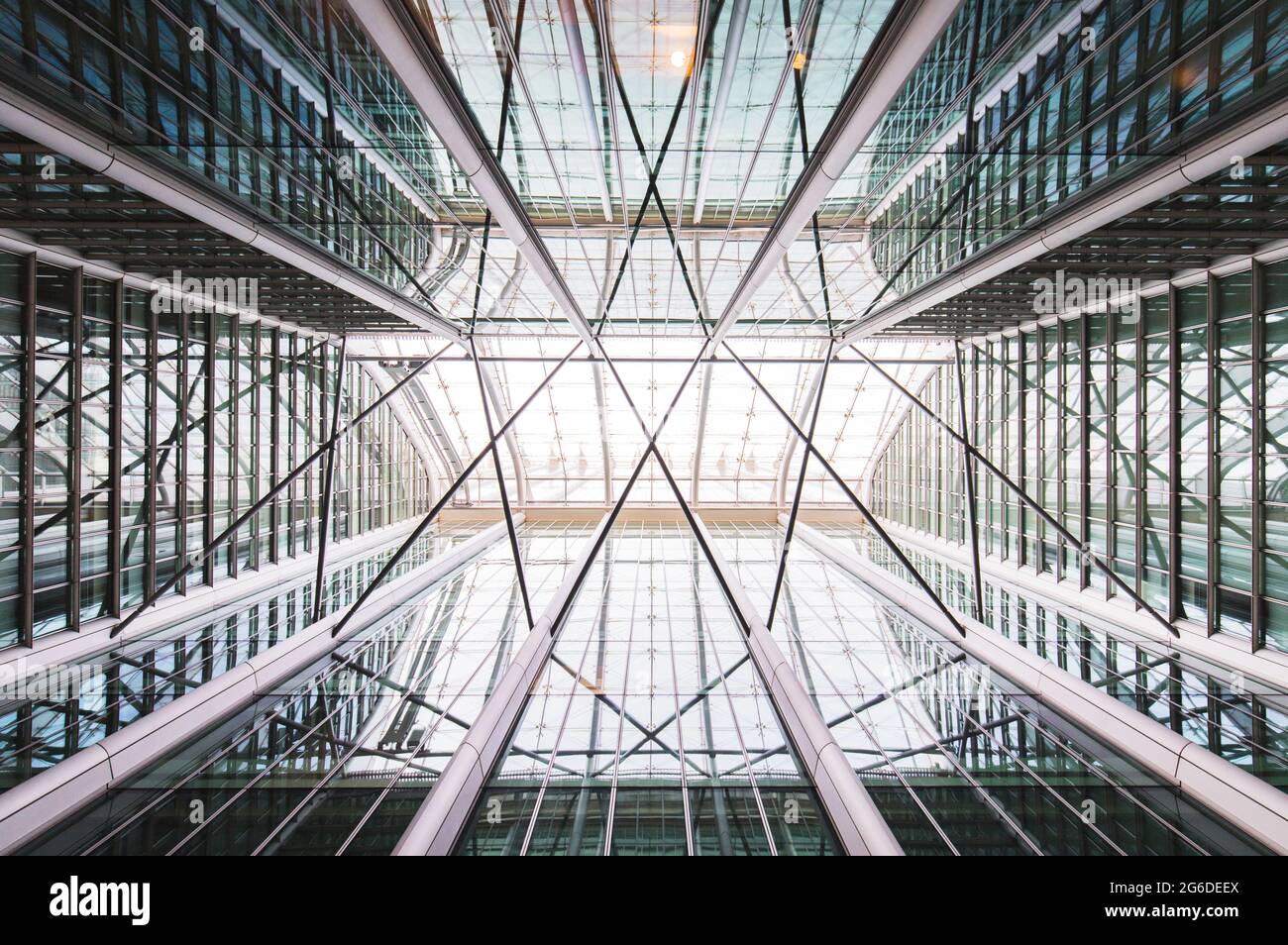 Reflective walls hi-res stock photography and images - Alamy