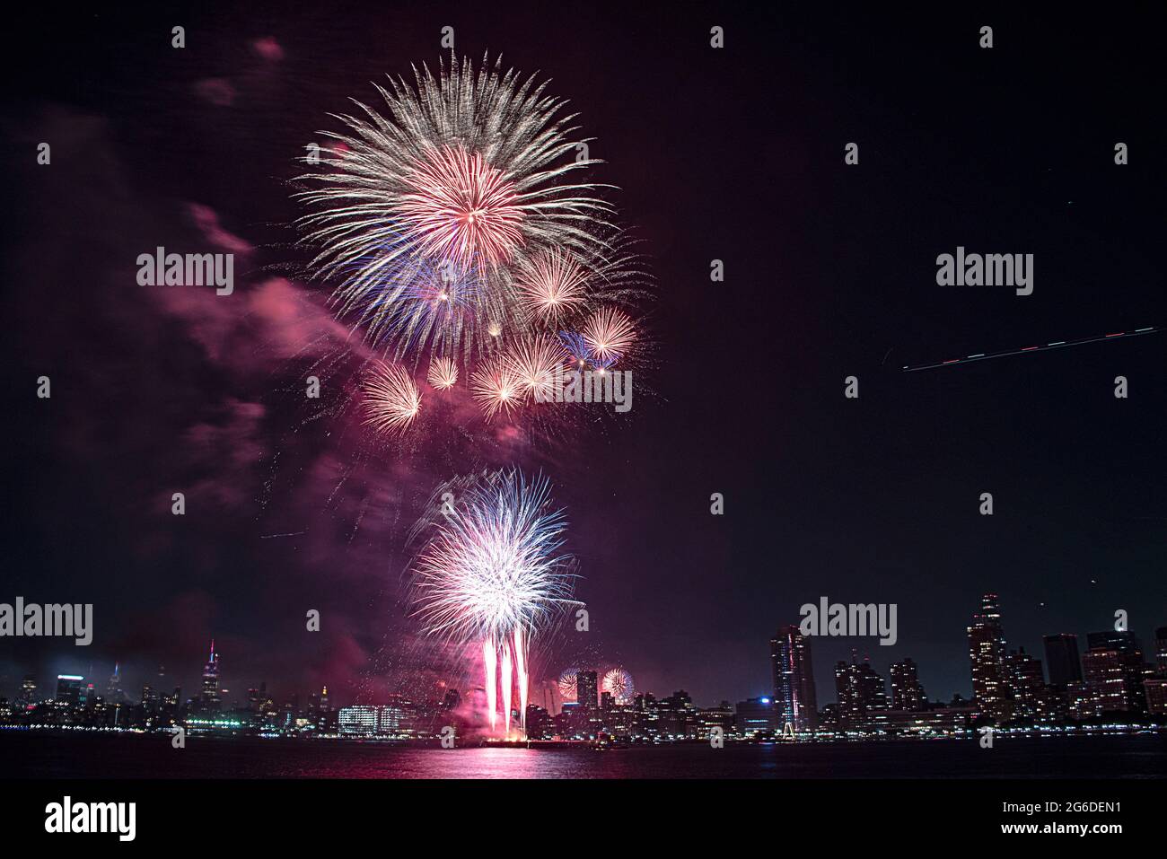New york city fireworks hi-res stock photography and images - Alamy